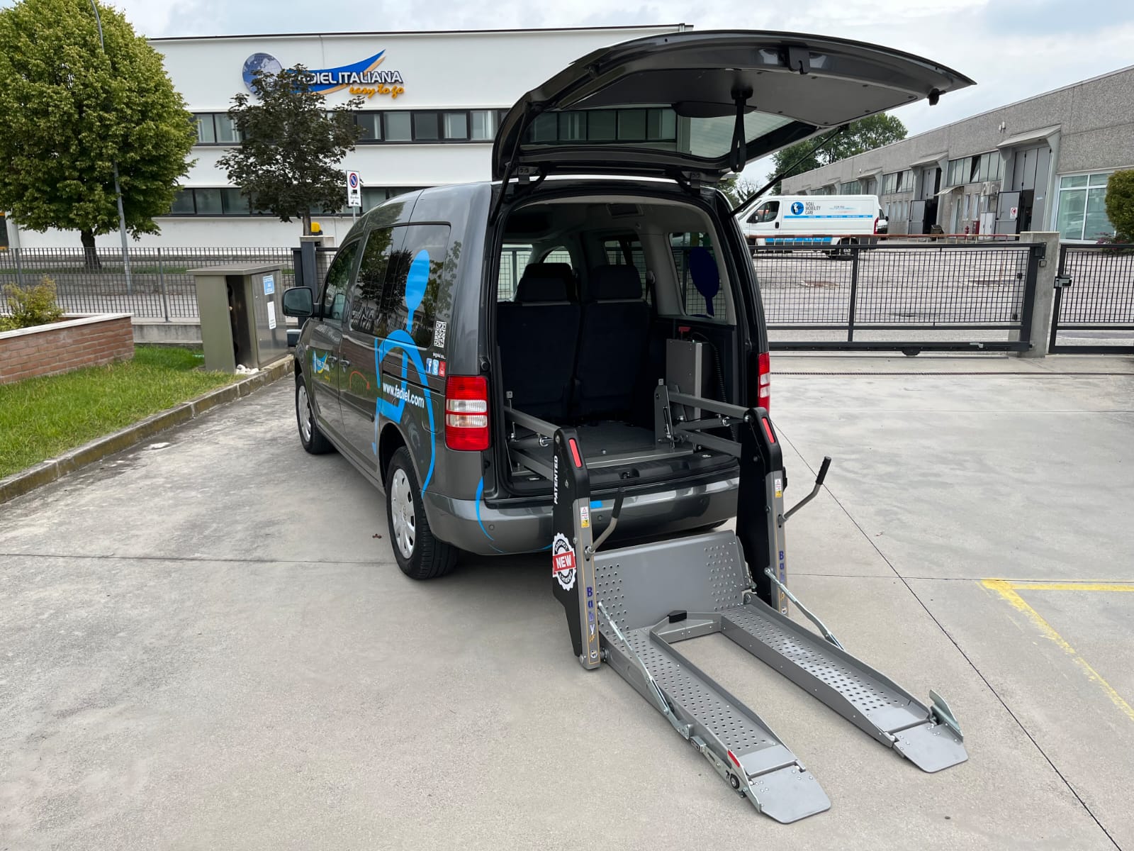 Electro-Hydraulic Double Arm Baby Van Lift (Lightweight)
